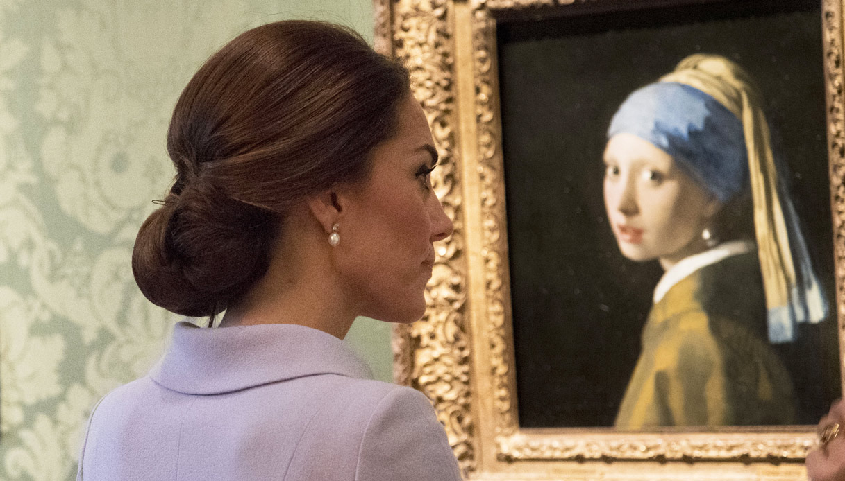 Kate Middleton in Olanda, la ragazza con l'orecchino di perla. Ma che look