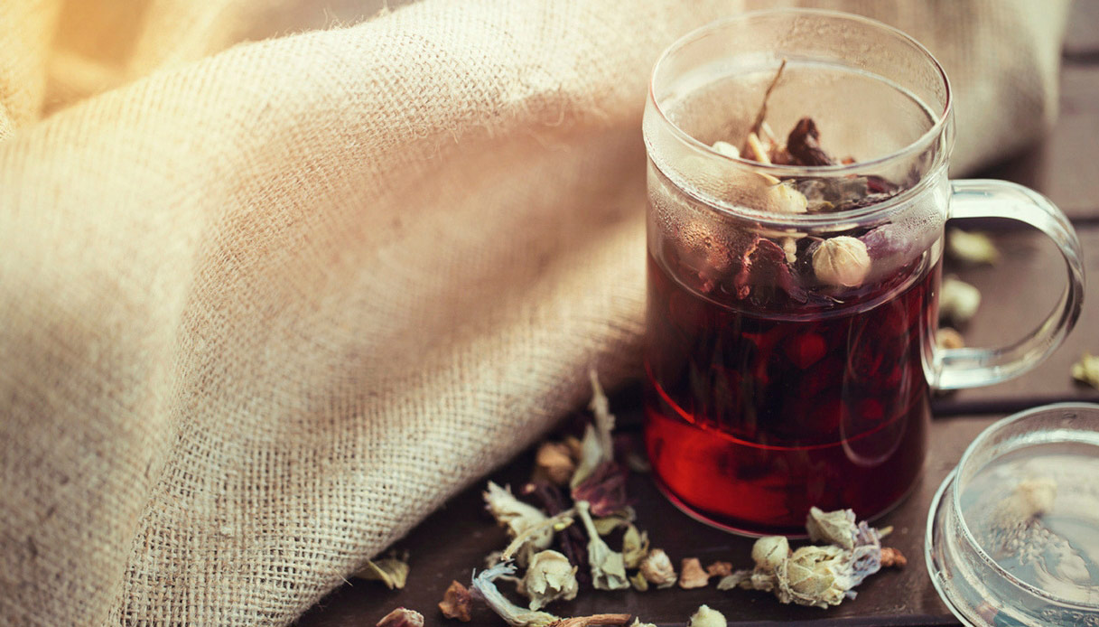 4 tisane da realizzare con le piante del giardino | DiLei