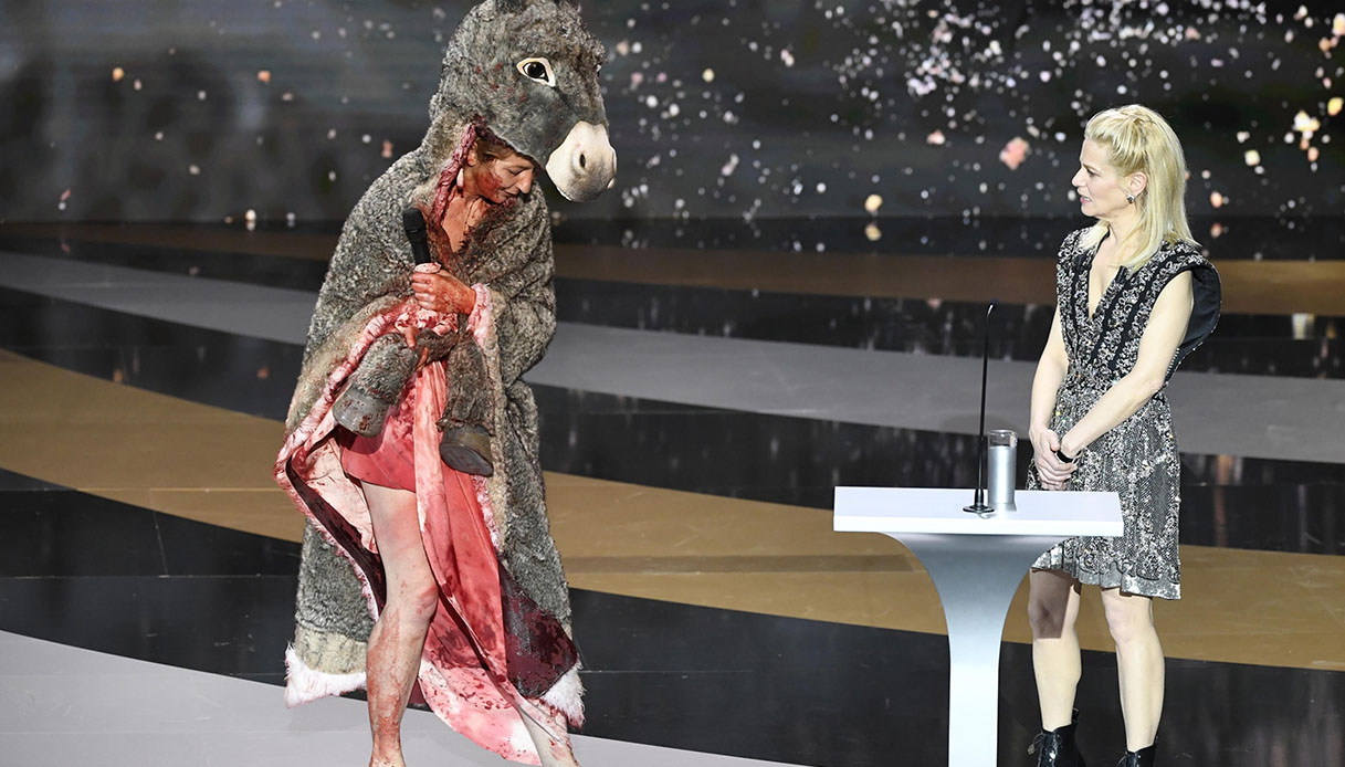 Perché Corinne Masiero si è denudata sul palco dei César