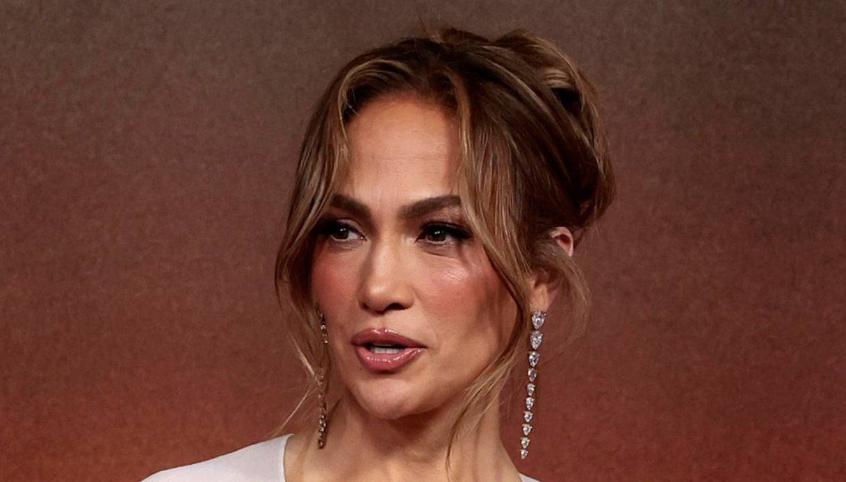 Jennifer Lopez incanta Capri: una sirena divina col bikini giallo
