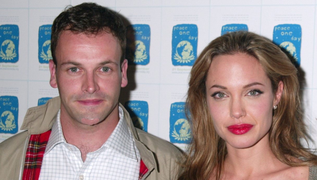Angelina Jolie si consola con l'ex: chi è Jonny Lee Miller