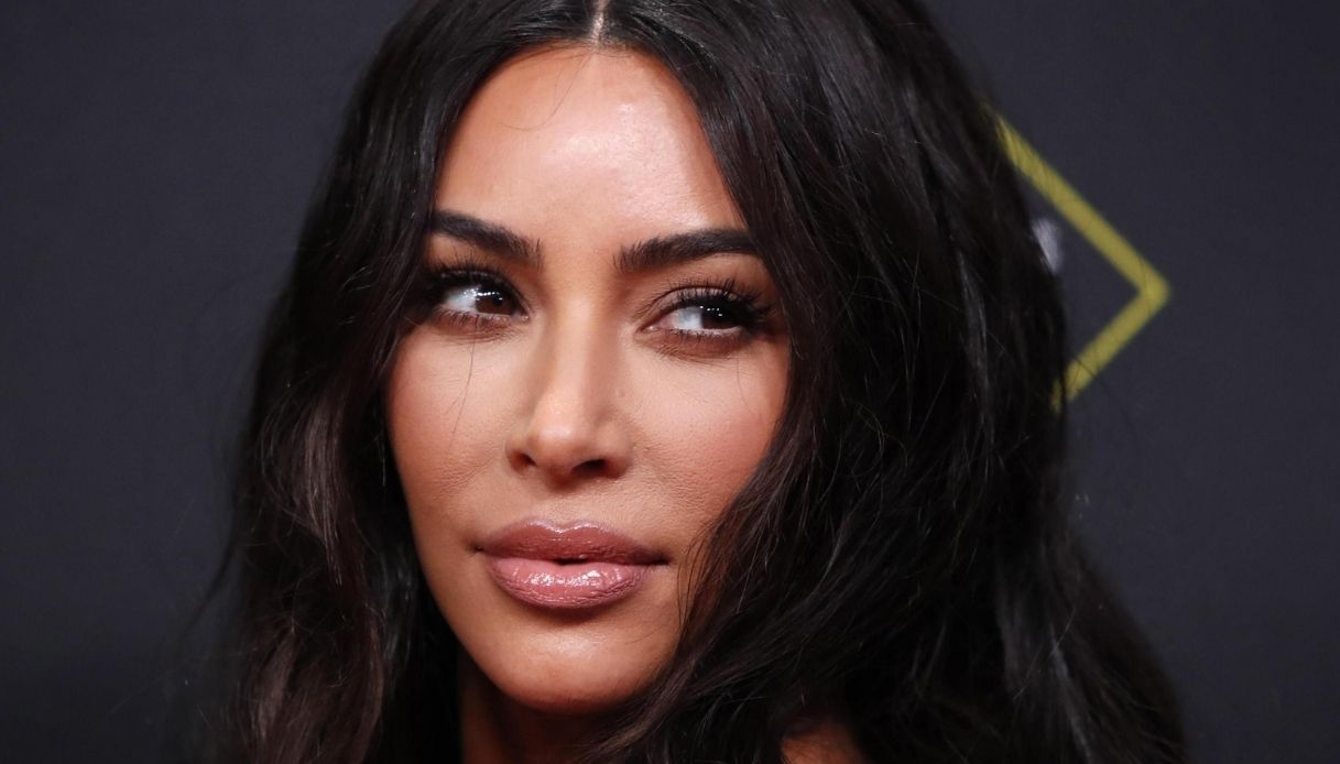 Kim Kardashian, anticipa l'estate con un costume cut - out color carne