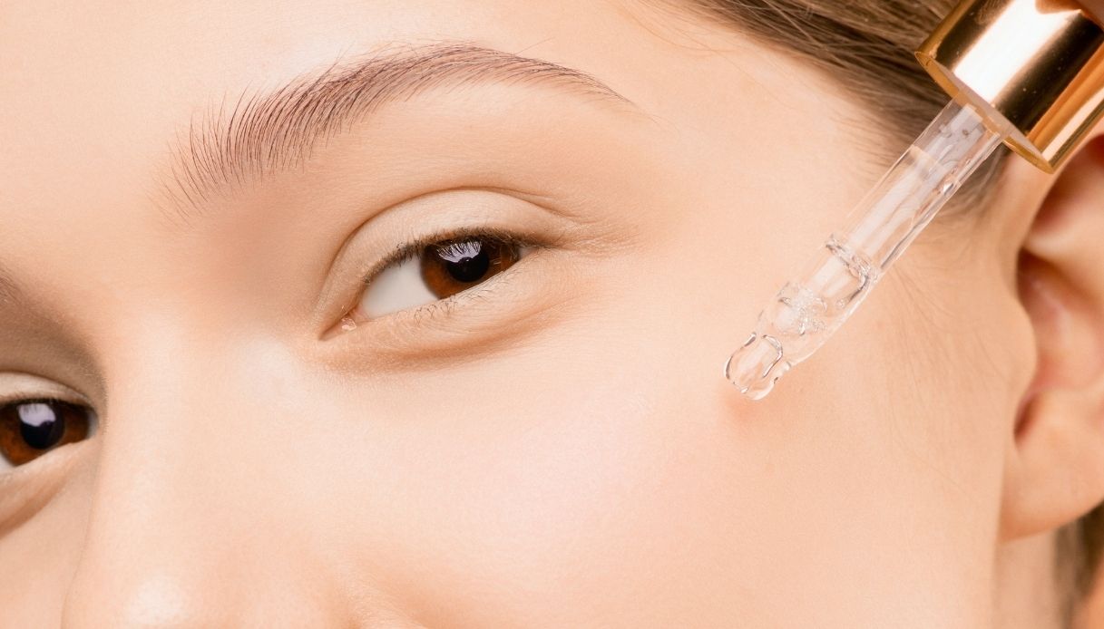 Siero viso: a cosa serve, come si applica e migliori sieri viso