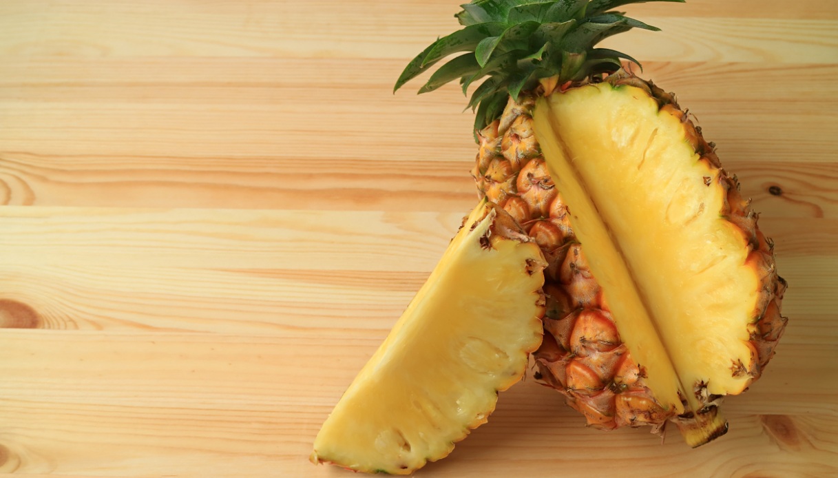 Tisana drenante al gambo di ananas, la ricetta gustosa e anticellulite