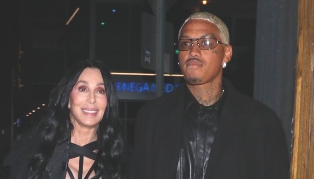 Cher, paparazzata con un produttore più giovane di lei. Nuovo amore?