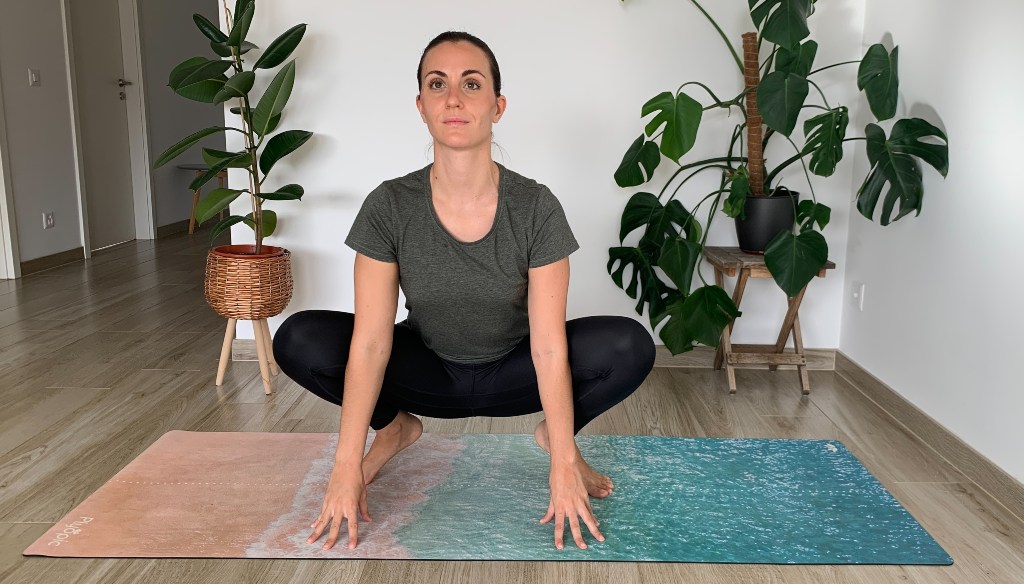 Yoga: come eseguire la posizione del Corvo