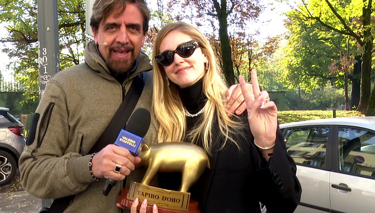 Valerio Staffelli consegna il Tapiro d'oro a Chiara Ferragni