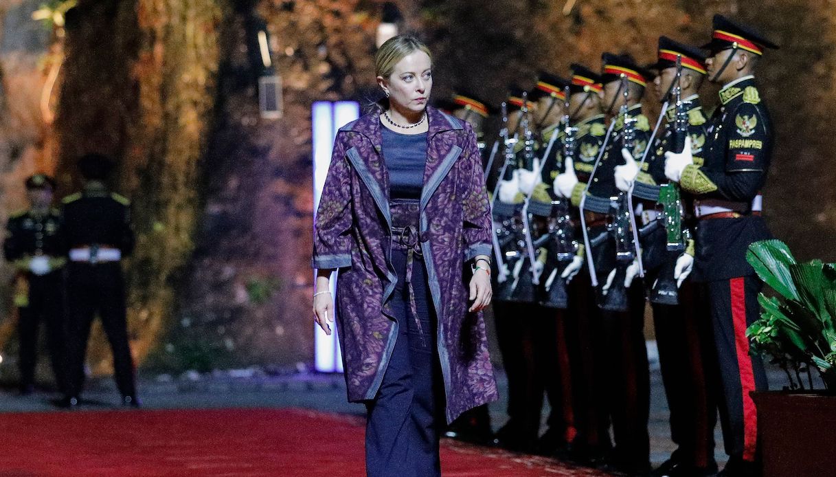 Giorgia Meloni, i look di Bali: il blazer rosa e l'abito da sera etnico