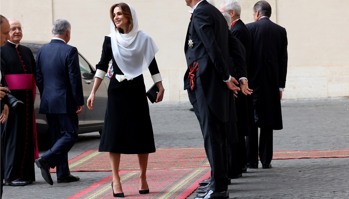 Rania di Giordania da Papa Francesco: abito nero e velo bianco