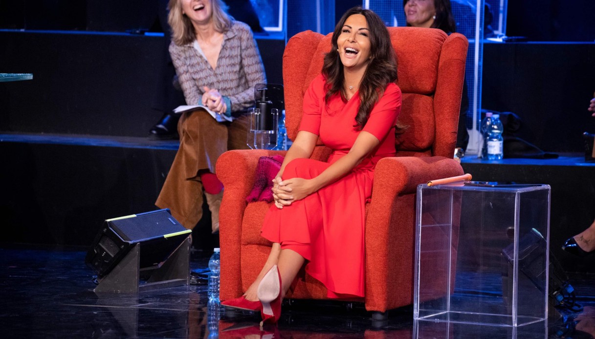 "Tu Sì Que Vales", Sabrina Ferilli oscura Belen: sensuale in rosso