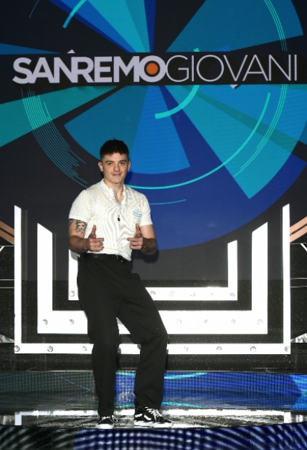 Sanremo 2023: chi è Olly, il giovane cantante che gareggia "in casa"