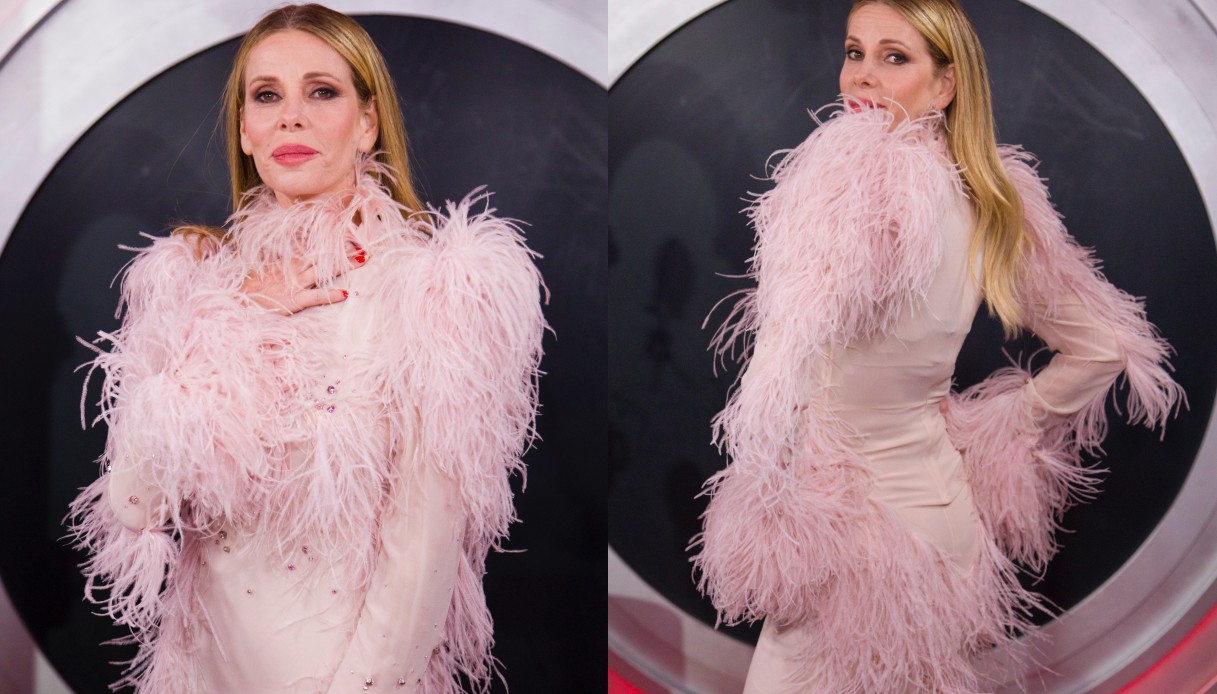 Alessia Marcuzzi debutta al "DopoFestival" con un abito rosa da sogno