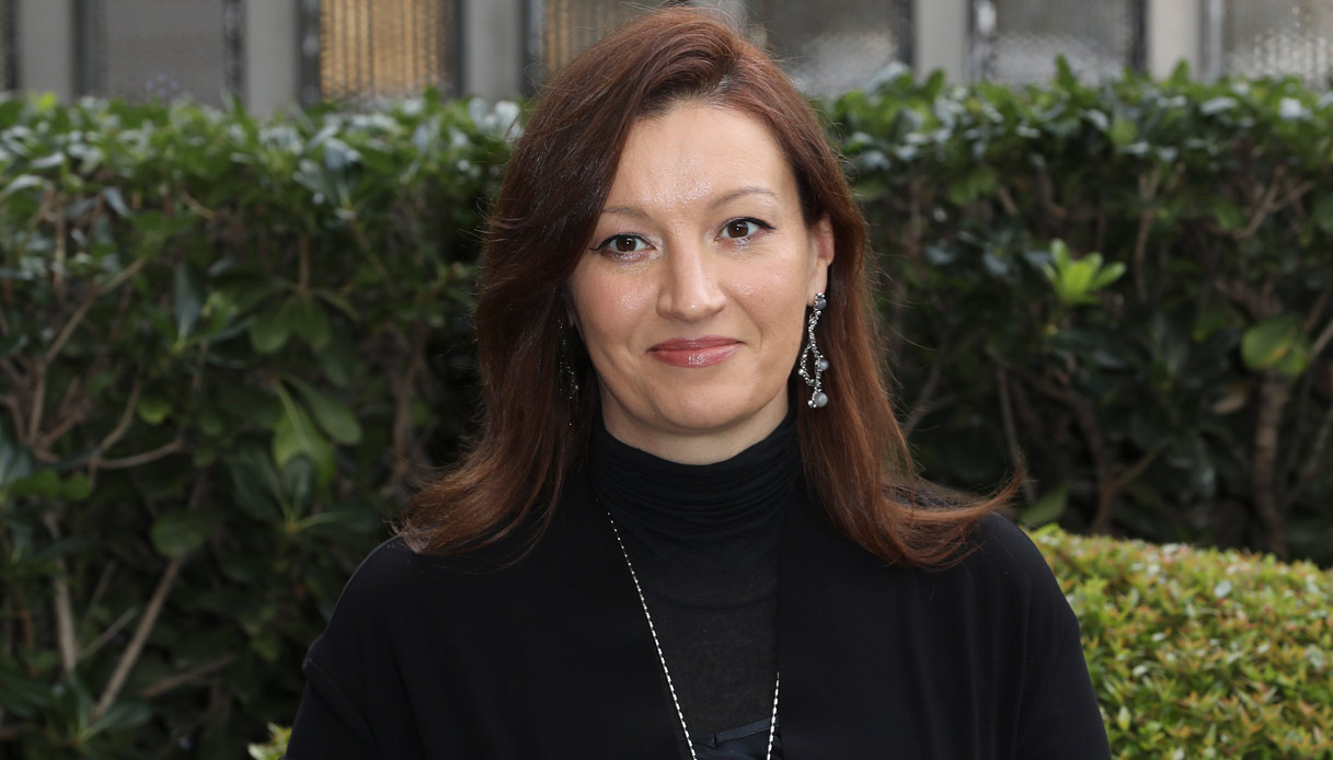 "Fiori sopra l'inferno", chi è la scrittrice Ilaria Tuti da cui è ...