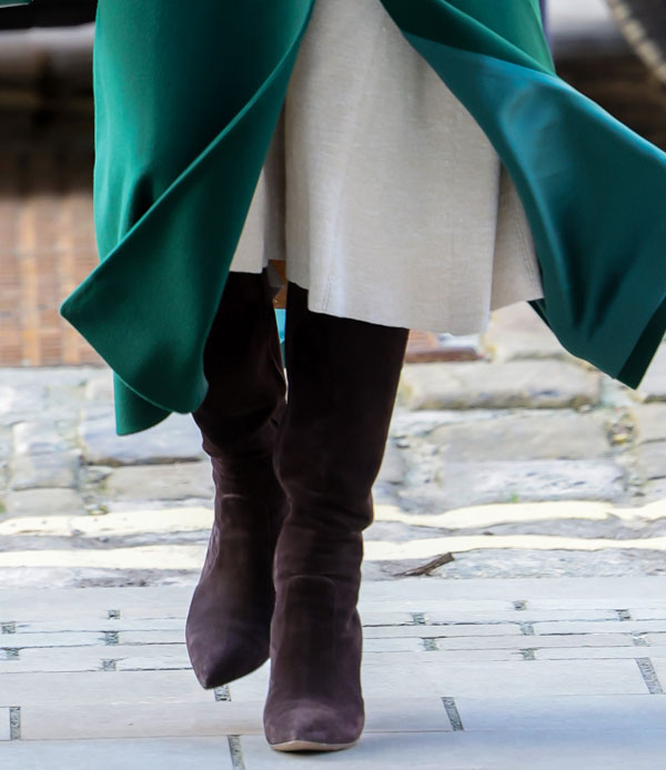 Kate Middleton ignora i fischi: cappotto verde e stivali gioiello