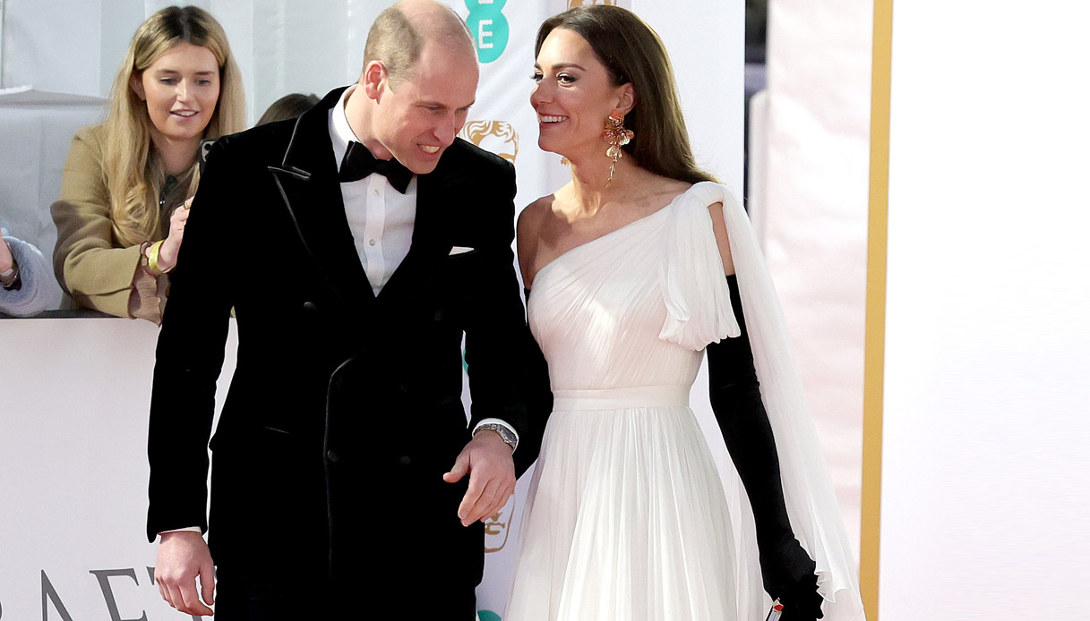 Kate Middleton osa con William ai Bafta: pacchetta sul lato B