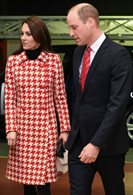 Kate Middleton a Cardiff, cappotto pied de poule da quasi 1000 euro