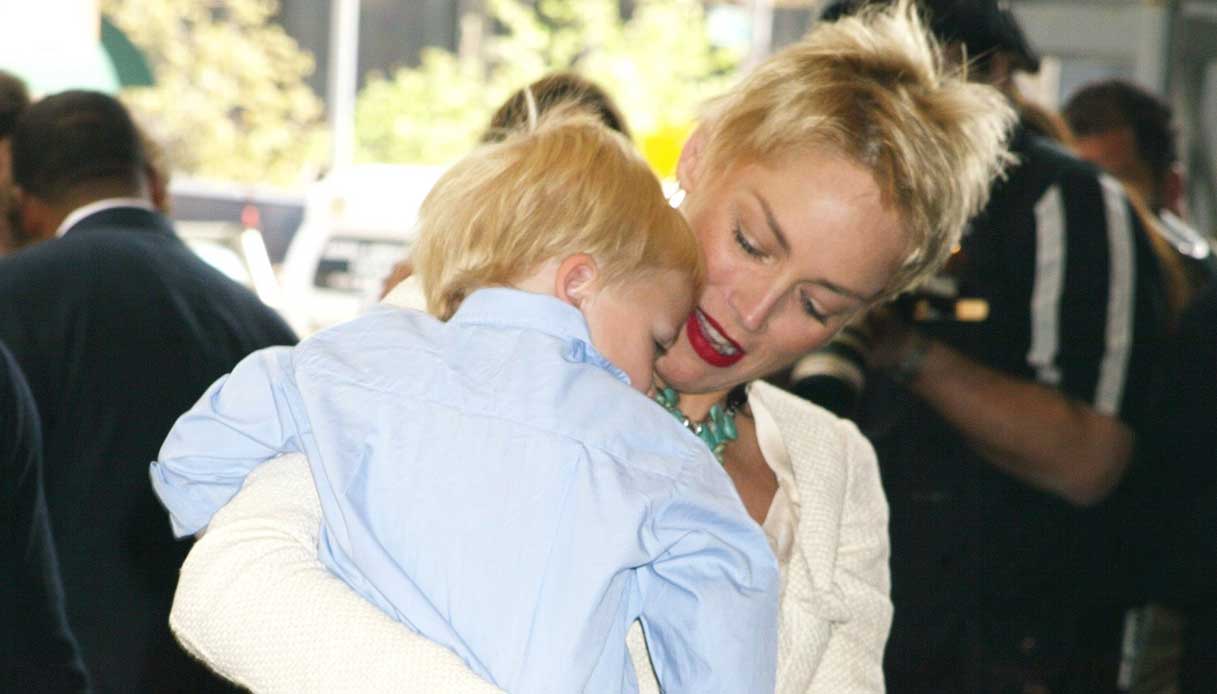 Sharon Stone, uno stalker la perseguita: “Sono il padre di suo figlio”