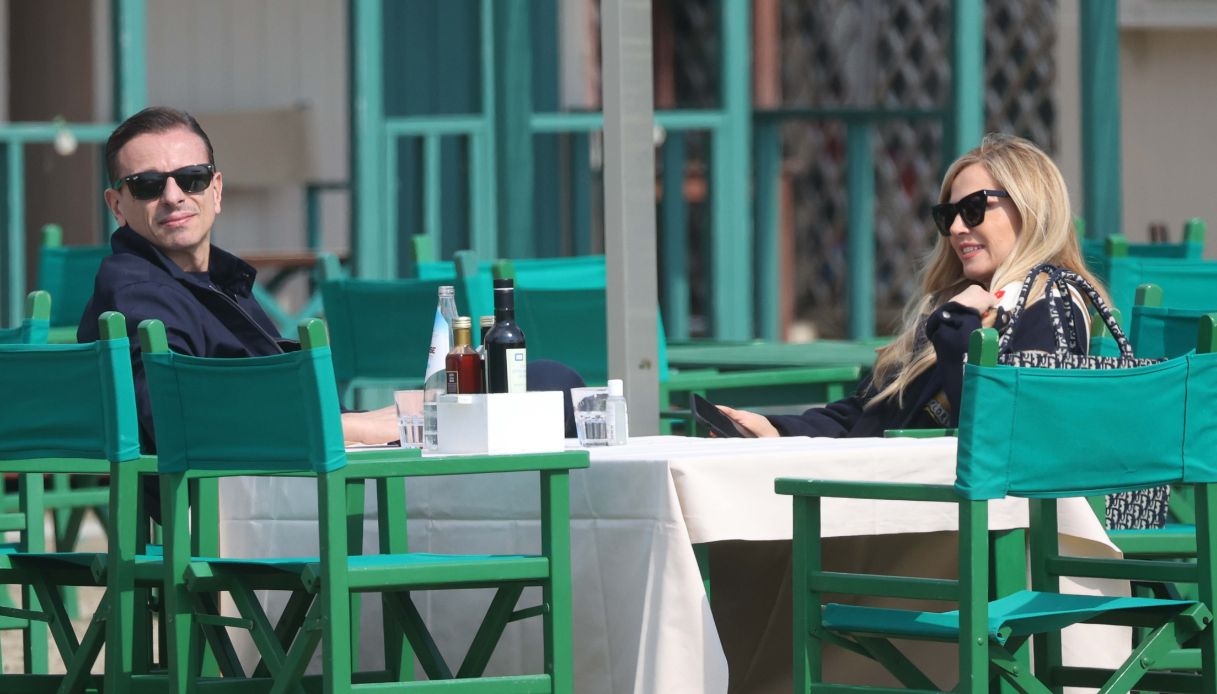 Federica Panicucci al mare con Marco Bacini: pranzo in dolce compagnia