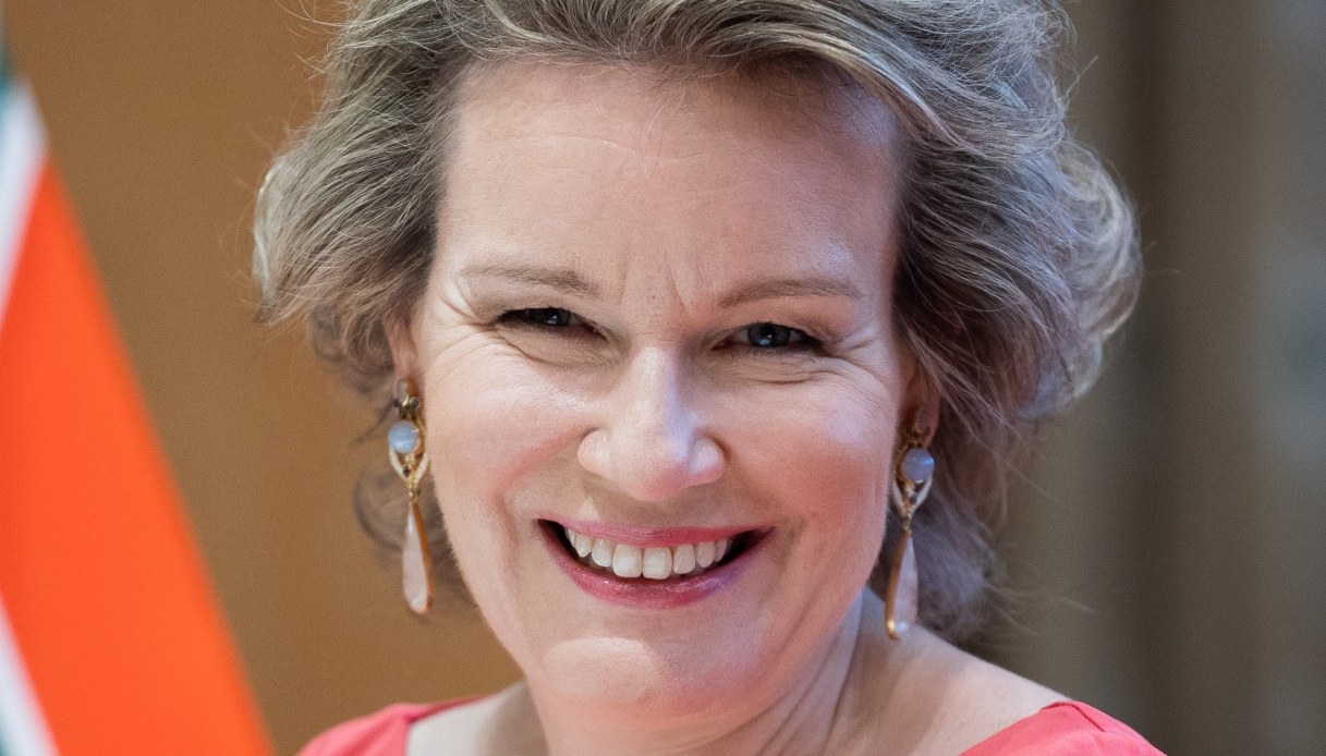 Mathilde del Belgio impeccabile con due look ispirati agli anni '50