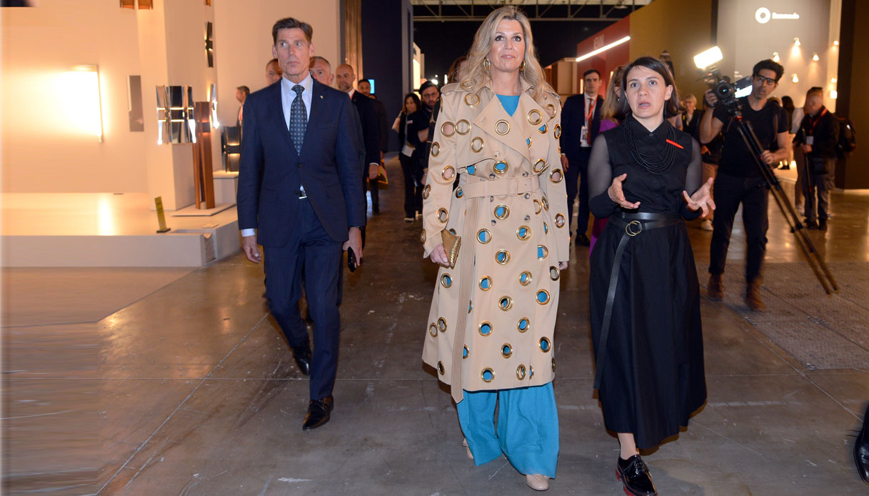 Maxima d'Olanda al Fuorisalone: trench coi buchi e clutch da 3.192 euro