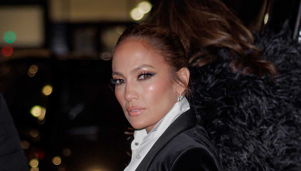 Jennifer Lopez sexy anche con lo smoking: il look è tutto da copiare