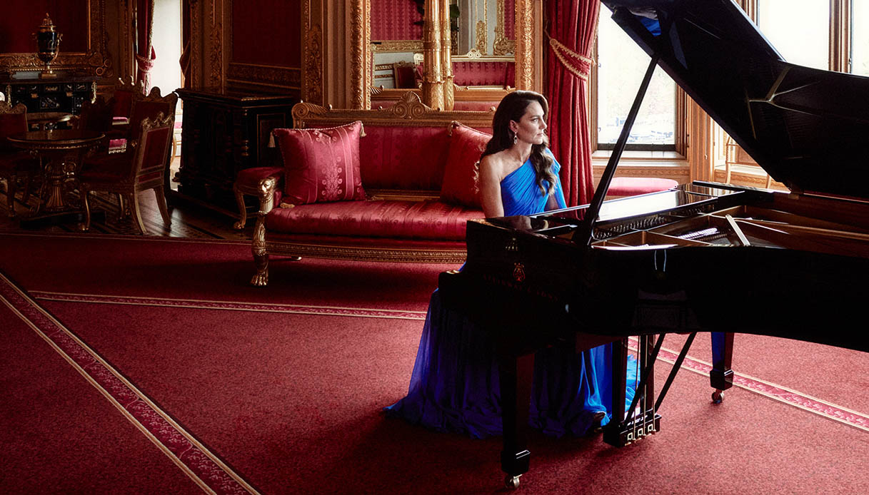 Kate Middleton apre l'Eurovision 2023 al pianoforte in abito da sera