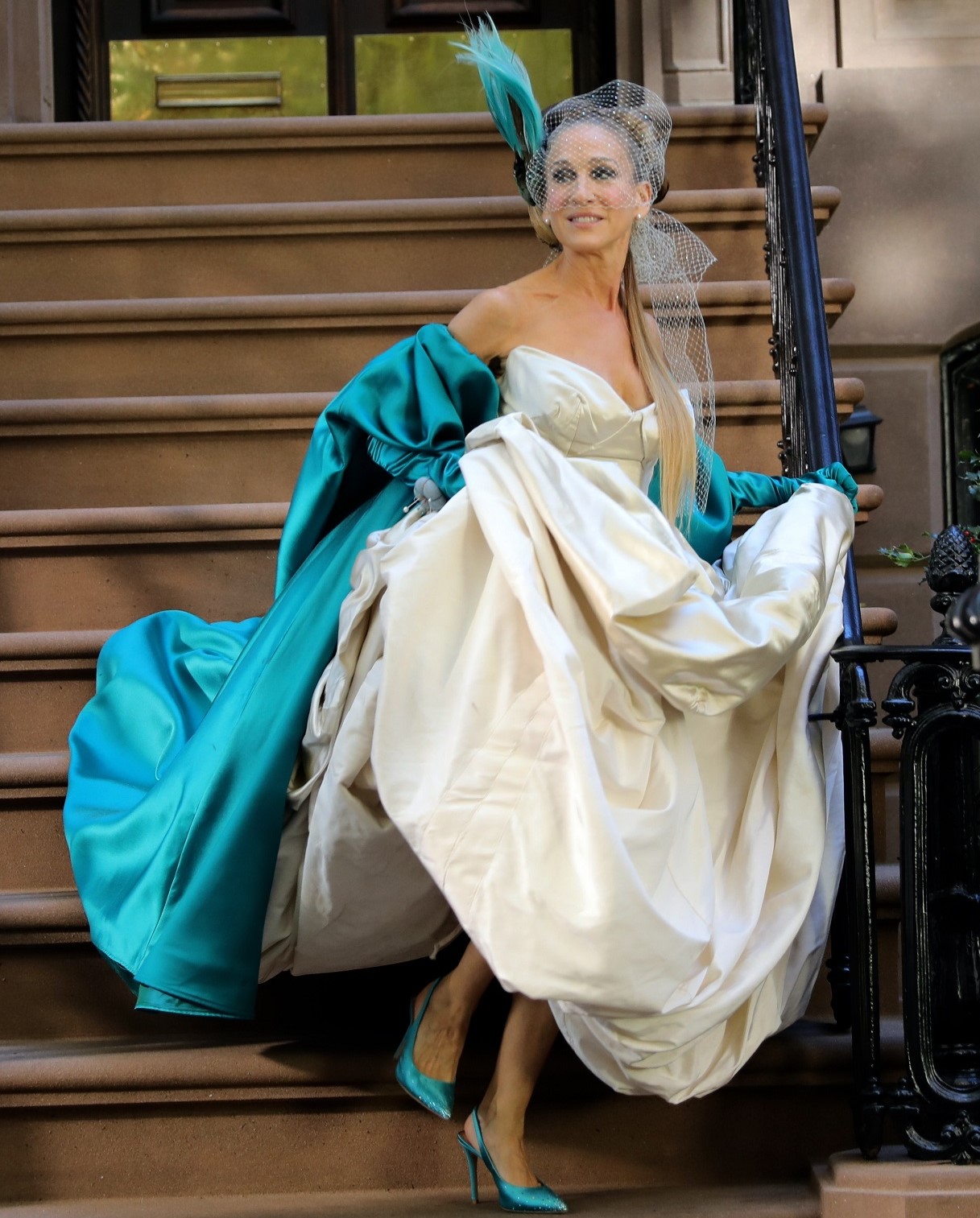 Carrie Bradshaw dopo 15 anni in Cloud Dress di Vivienne Westwood