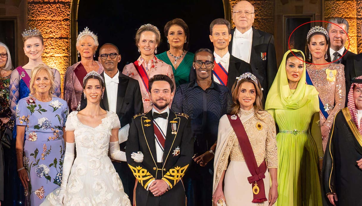 Kate Middleton tradita nella foto ufficiale alle nozze di Giordania