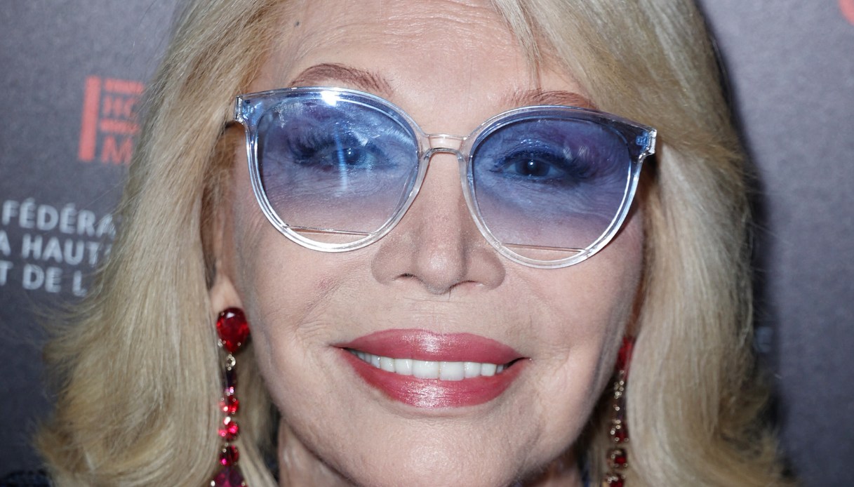 Amanda Lear | dura contro due famose colleghe | “Visto come si sono ...
