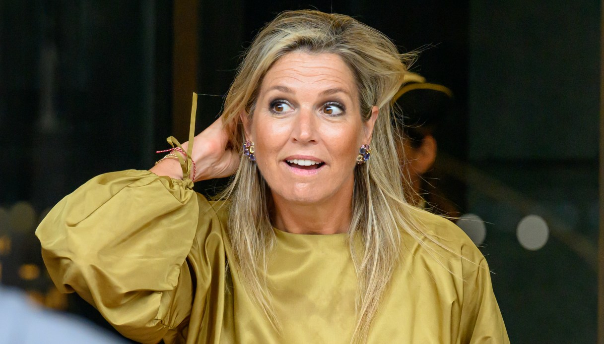 Maxima d'Olanda esagerata: il look in oro e cipria non convince