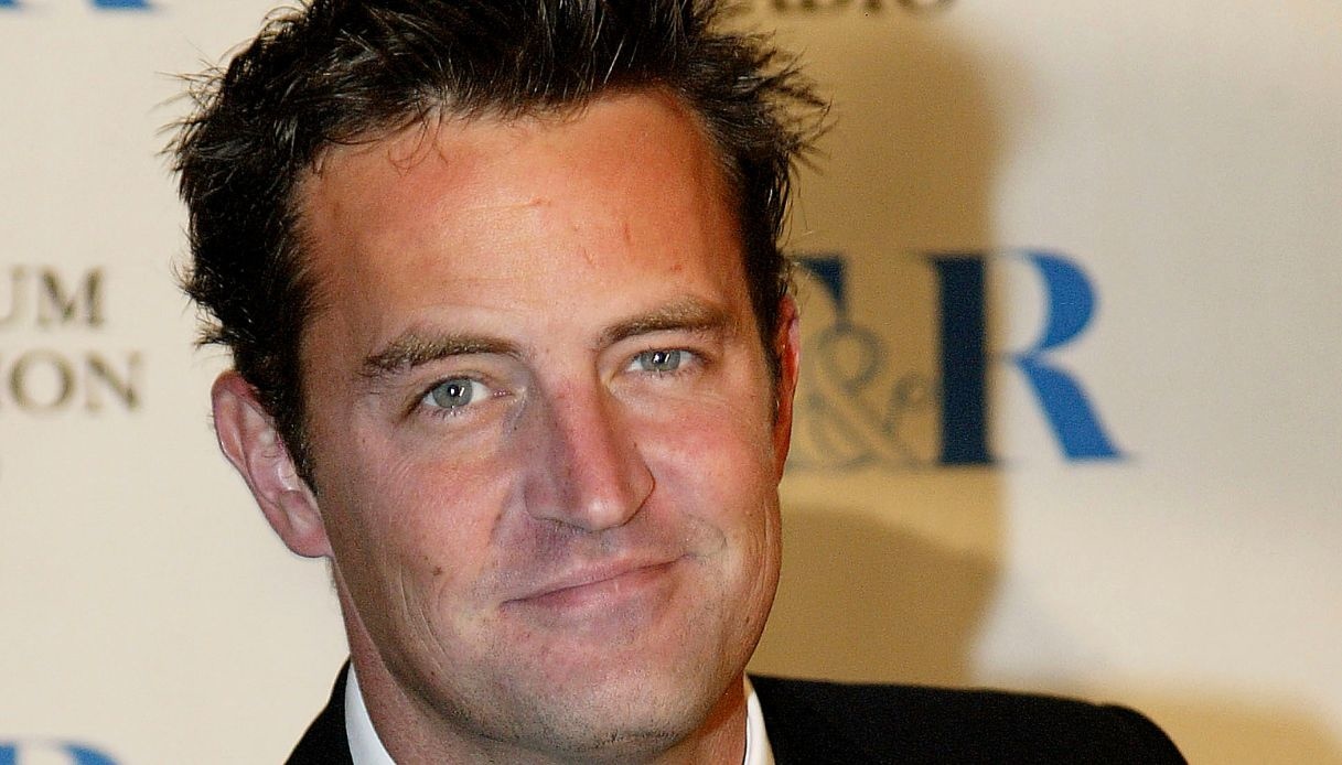 Ricordando Matthew Perry e Chandler Bing: abbiamo perso un amico
