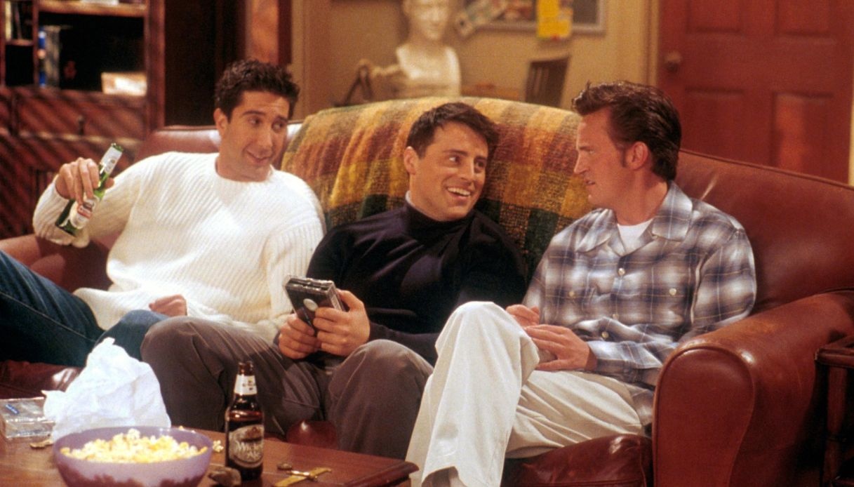 Ricordando Matthew Perry e Chandler Bing: abbiamo perso un amico