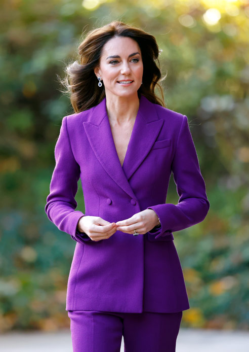 Kate Middleton: tailleur viola, tacchi killer e gli orecchini di Diana
