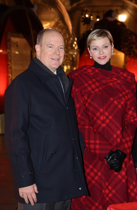 Charlene di Monaco, dall'abito glitter allo smanicato: look da migliaia ...