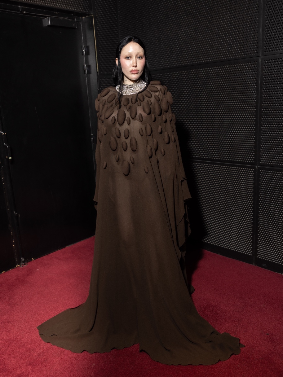 Chi è Noah Cyrus. Come la sorellina di Miley conquista lo stile Dark