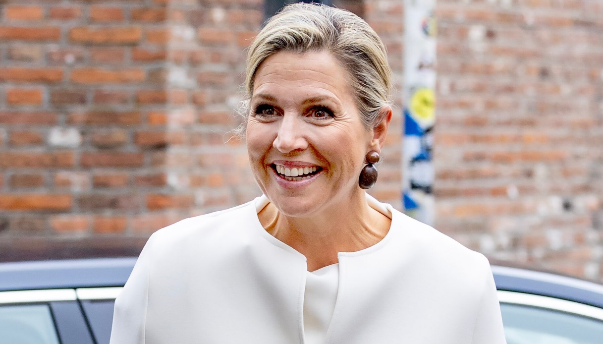 Maxima d'Olanda, la mantella in lana è il must have di stagione