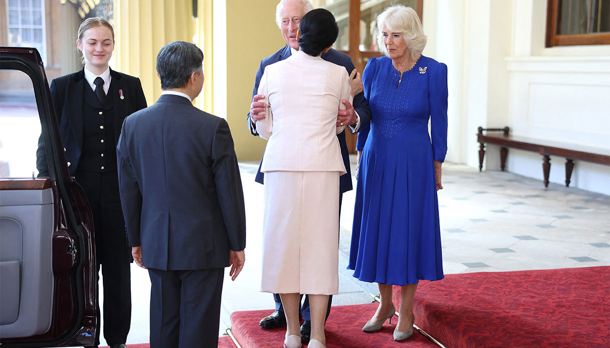 Re Carlo, ultime notizie. Camilla non smette di imbarazzare. Scivolone ...