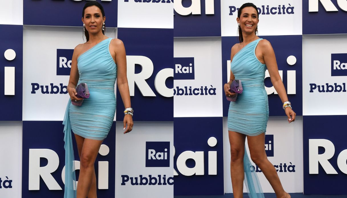 Caterina Balivo, l'abito celeste con strascico e sabot trasparenti di ...