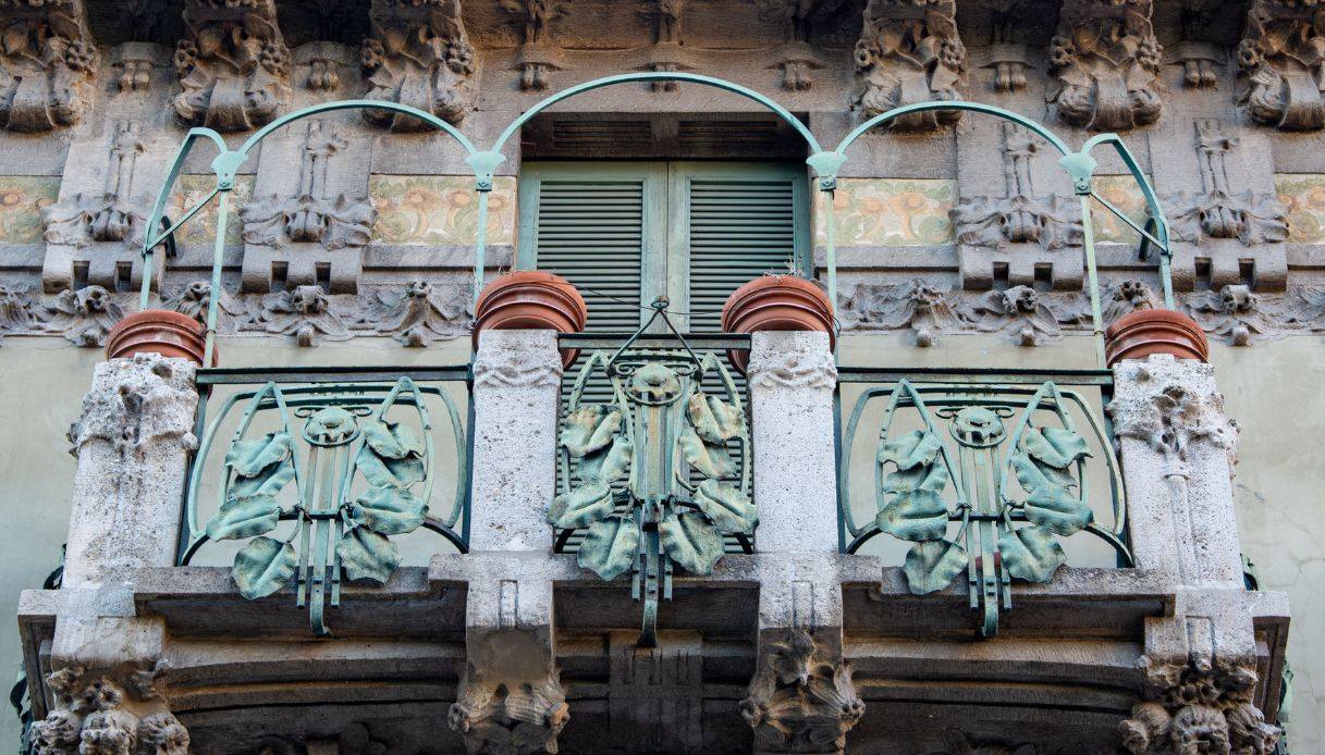 Casa Campanini, un gioiello Liberty tra ferro battuto, cariatidi e ...