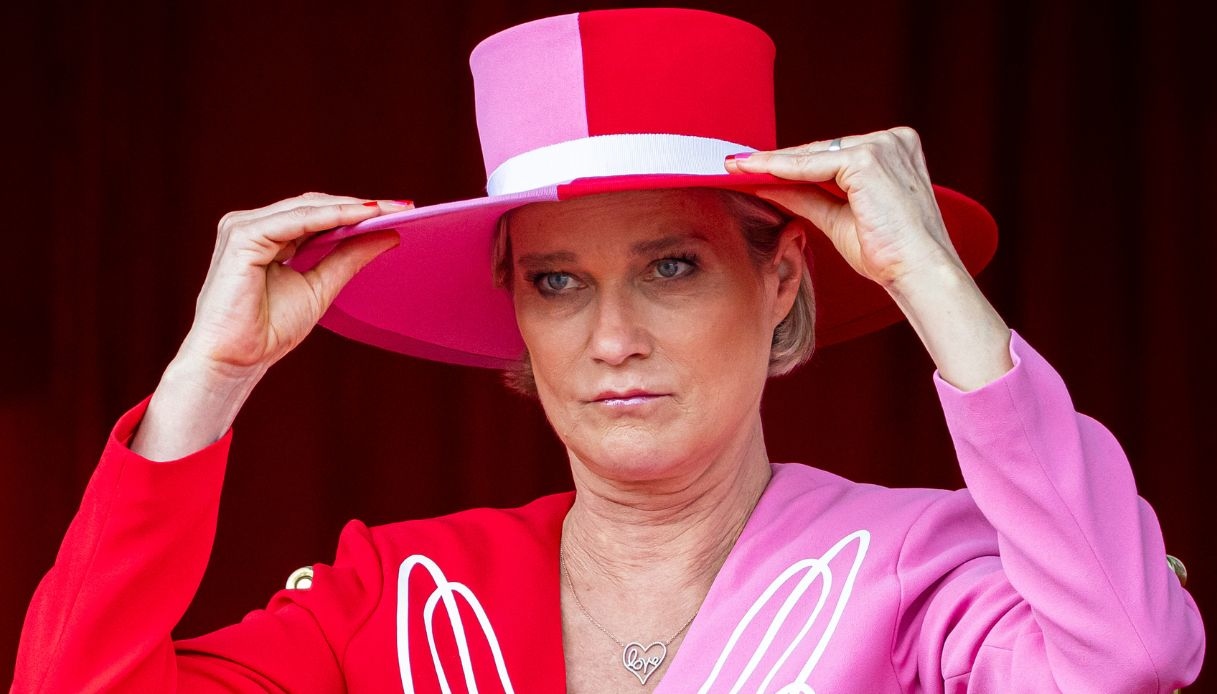 Delfina del Belgio, il tailleur fucsia e rosso fa parlare di sé