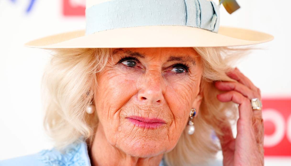 Camilla interrompe le vacanze in famiglia: il look celeste e glamour ...