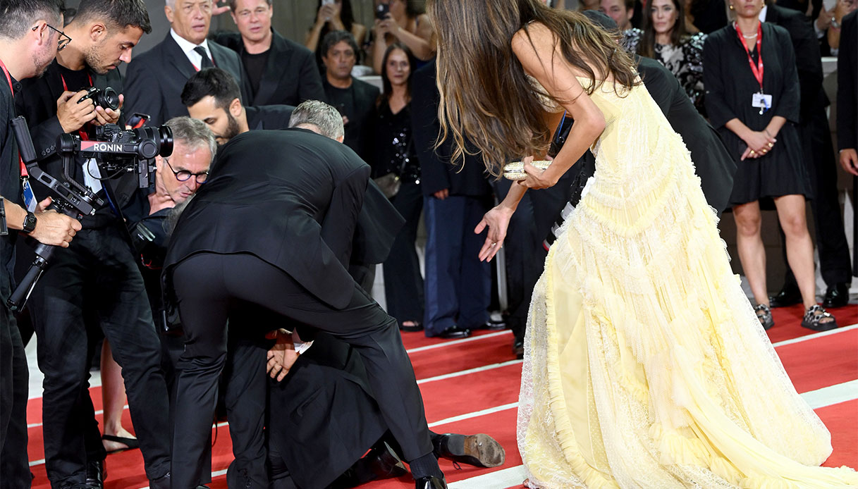 I Clooney a Venezia, rovinosa caduta sul red carpet. George salva la ...