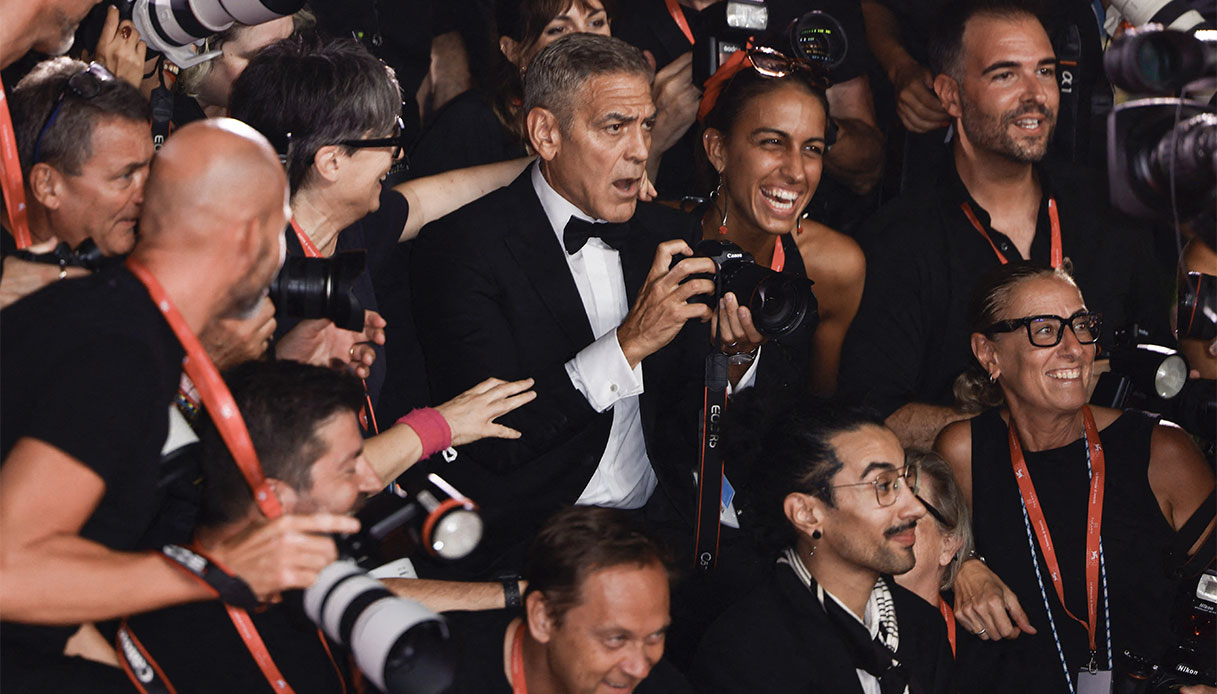 I Clooney a Venezia, rovinosa caduta sul red carpet. George salva la ...