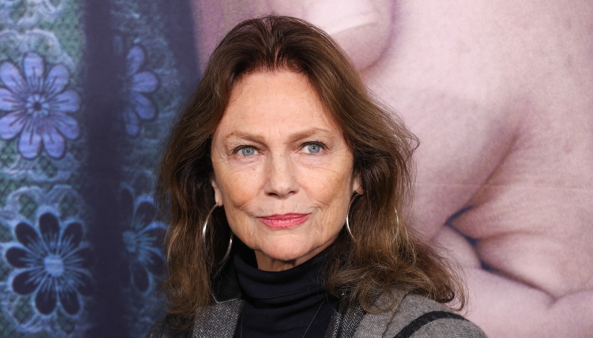 Jacqueline Bisset compie 80 anni: l’icona di erotismo e stile in 8 look