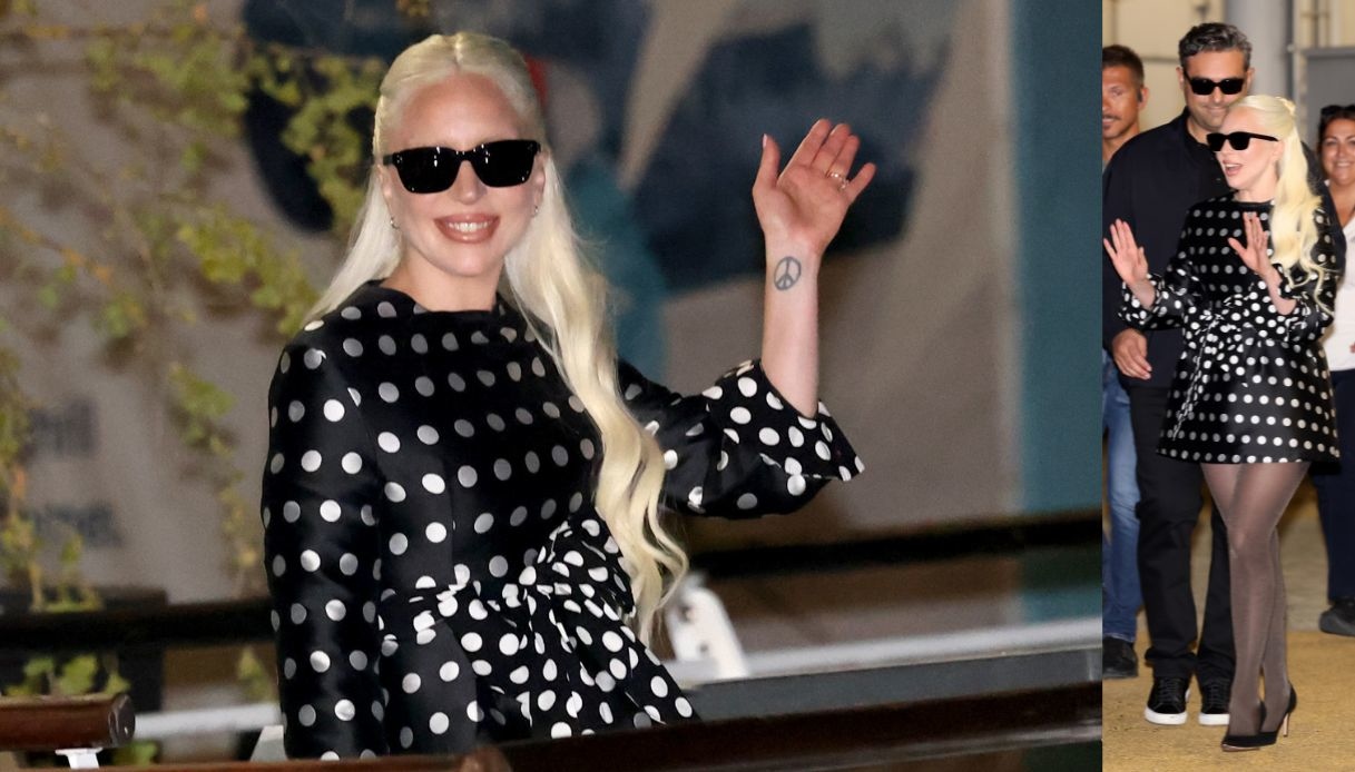 Lady Gaga arriva a Venezia con un fantastico mini dress a pois