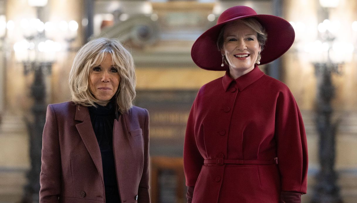 Matilde del Belgio e Brigitte Macron entrambe in rosso, ma la gaffe di ...