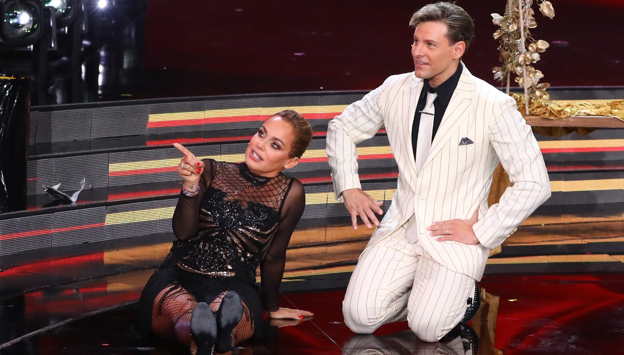 Sonia Bruganelli, "costola rotta" a Ballando con le Stelle: l'annuncio ...