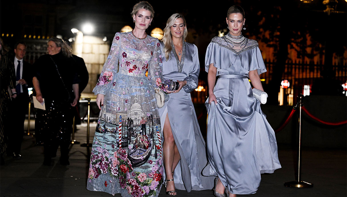 William stregato dalle cugine Kitty, Amelia ed Eliza Spencer: lingerie ...