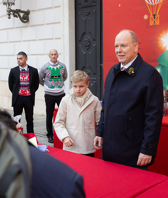 Charlene di Monaco distribuisce i regali di Natale. Ma i gemelli non si ...
