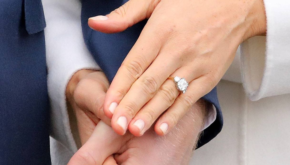 Re Carlo, nuovo smacco di Meghan Markle, l'anello di fidanzamento ...